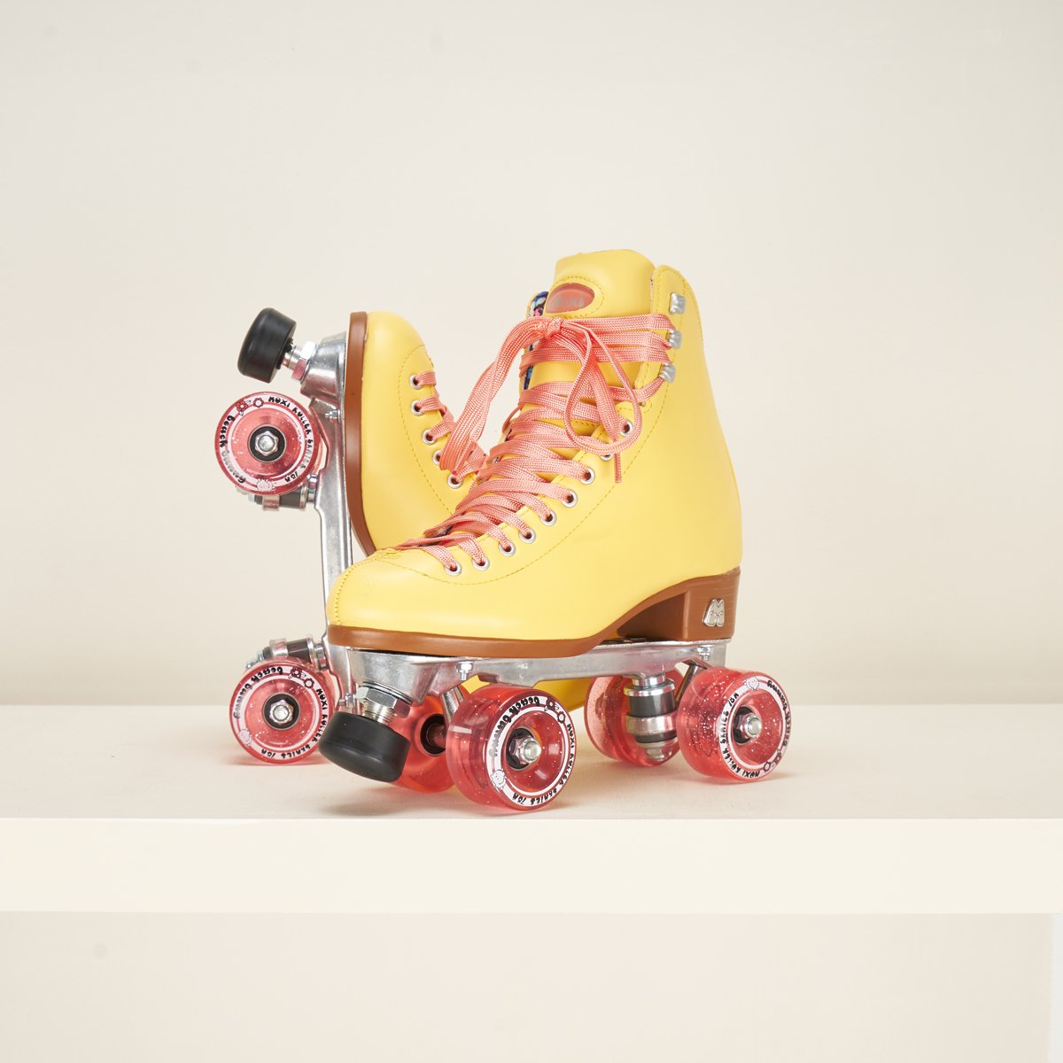 Moxi Beach Bunny Strawberry / Lemon Rollerskates – Loco Skates